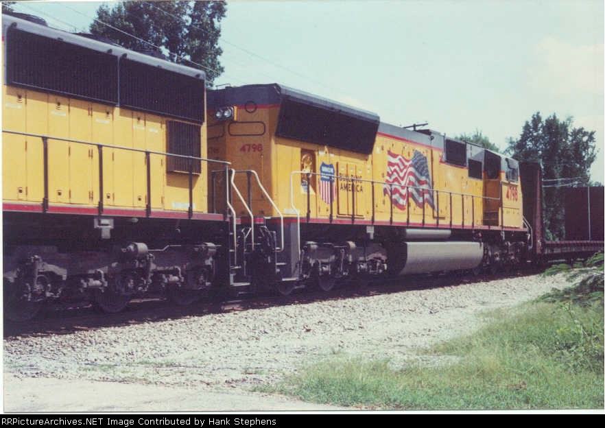 A summer 2006 multiple meet--UP 4798 is the second unit in Q616 as it meets Q615 at West Point